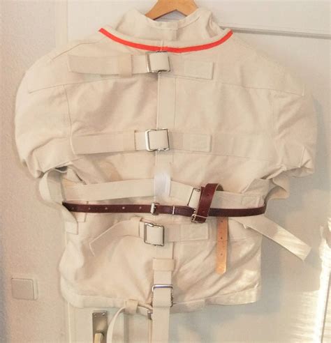 Смирительная рубашка с множеством фотографий