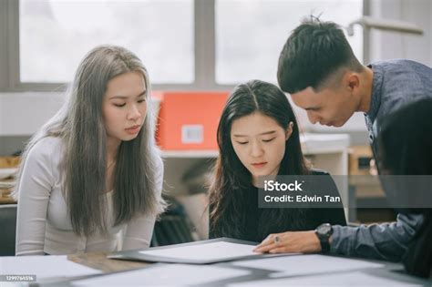 아시아 말레이시아 남성 교사 확인 그의 학생 보석 디자인 에 작업 에 대학 교실 교사 교육 관련 직업에 대한 스톡 사진 및 기타 이미지 교사 교육 관련 직업 교수