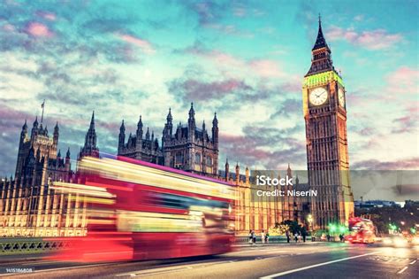 런던의 빅 벤 옆에있는 웨스트 민스터 다리의 레드 버스 밤에는 영국 밤 하루 시간대에 대한 스톡 사진 및 기타 이미지 밤 하루 시간대 버스 관광 Istock