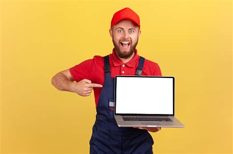 제복을 입고 서서 노트북 빈 화면 광고 영역을 가리키는 흥분한 행복한 노동자 남자 기술자에 대한 스톡 사진 및 기타 이미지 기술자 멀리 떨어진 수리공 Istock