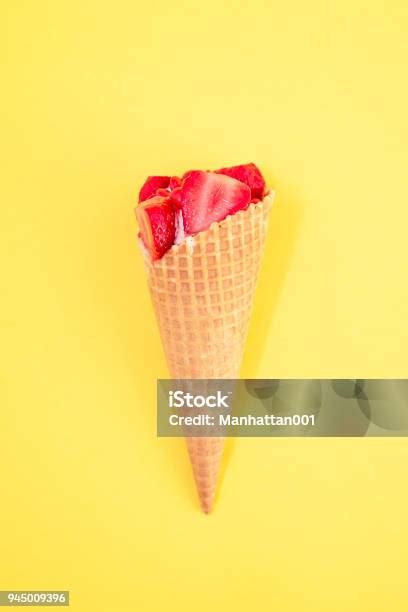 붉은 익은 딸기의 조각 가진 아이스크림 노란색 배경에 와플 콘에 반으로 분할 정상에서 전망입니다 0명에 대한 스톡 사진 및 기타 이미지 Istock