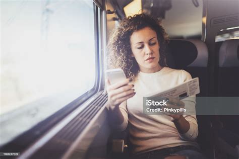 즐기는 여행 개념 젊은 예쁜 여자 관광 스마트폰을 사용 하 여 창 근처에 앉아 기차로 여행 관광객에 대한 스톡 사진 및 기타 이미지 Istock