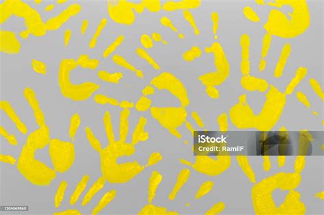 회색 배경에 밝은 노란색 가족 손글씨 긍정적이고 희망 올해의 색상과 창조적 인 배경 2021 조명 노란색과 궁극적 인 회색 가족에 대한 스톡 사진 및 기타 이미지 Istock