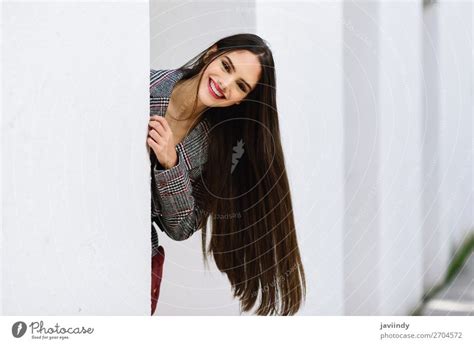 Junges schönes Mädchen mit sehr langen Haaren das vor der Kamera lächelt ein lizenzfreies