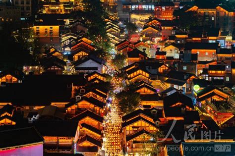 重庆：十八梯灯火璀璨 人民图片网