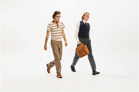 하얀 스튜디오 배경 위에 고립된 복고풍 스타일의 의상을 입은 진지하게 보이는 두 남자의 초상화 사람들에 대한 스톡 사진 및 기타 이미지 Istock