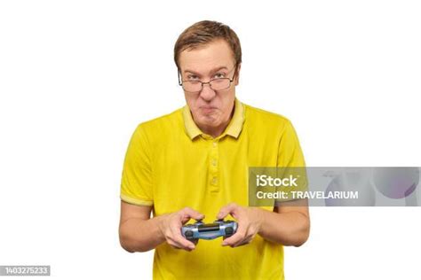 안경과 게임 패드가있는 노란색 티셔츠를 입은 괴짜 게이머 흰색에 고립 된 흥분한 비디오 게임 플레이어 가정용 캠코더에 대한 스톡 사진 및 기타 이미지 Istock