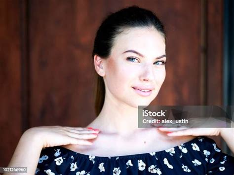 화려한 프랑스 매니큐어와 여자 손톱 Rhinestones와 디자인 손 및 손톱과 화장품에 대 한 관심과 패션 메이크업 갈색