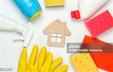 하우스 키핑 컨셉 흰색 배경에 청소 및 집 그림을위한 제품의 집합입니다 맨 위 보기 0명에 대한 스톡 사진 및 기타 이미지 0명 가사 집안일 개념 Istock