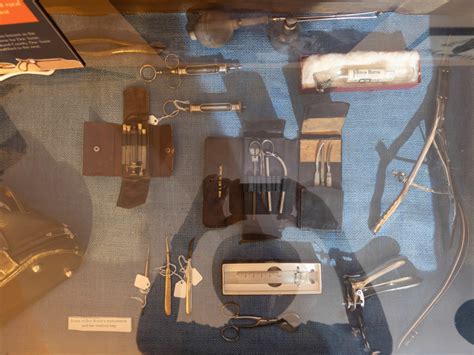 Adobeが写真からガラスの映り込みを削除できるReflection Removal toolを公開