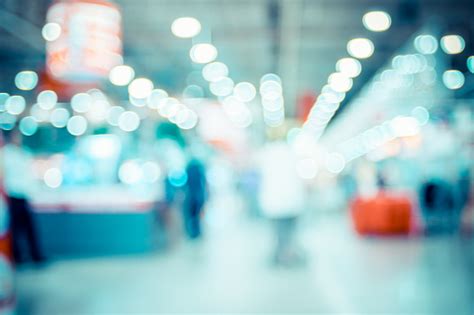 Bokeh 빛 슈퍼마켓 저장소 제품 선반에서 쇼핑 하는 고객의 배경 흐림 계산대에 대한 스톡 사진 및 기타 이미지 계산대 고객 기업 재무와 산업 Istock