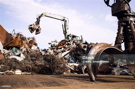 고철 재활용을 위한 발톱 부착장치가 있는 유압 리프팅 머신이 있는 금속 정크 야드 갈고리 발톱에 대한 스톡 사진 및 기타 이미지 갈고리 발톱 고물 집적소 0명