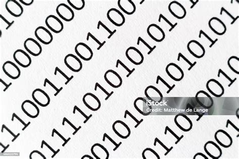 이미지는 흰색 바탕에 검은 이진 숫자의 구성 된이 이미지는 컴퓨터 코드를 나타내는 데 사용할 수 있습니다 0명에 대한 스톡 사진 및 기타 이미지 Istock