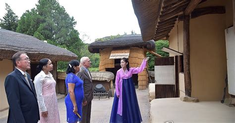 김일성 생가 만경대 방문한 북한 주재 쿠바 대사관직원들