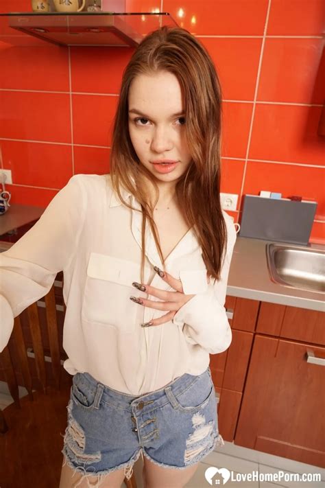 Amateur With Sexy Lips Strips Naked To Take Selfies Of Her Amazing Teen