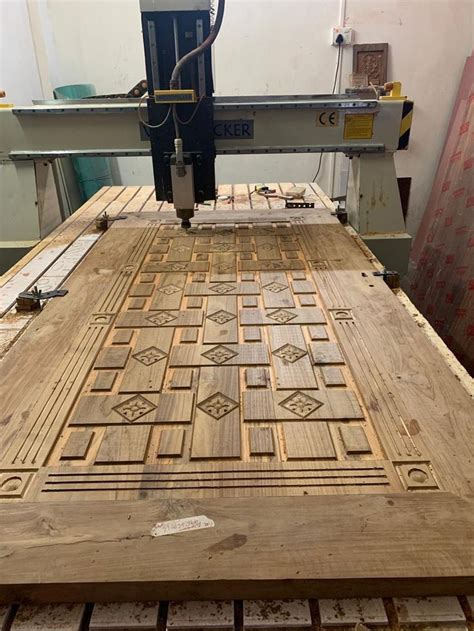 خدمات Cnc روی درب های چوبی فن و هنر