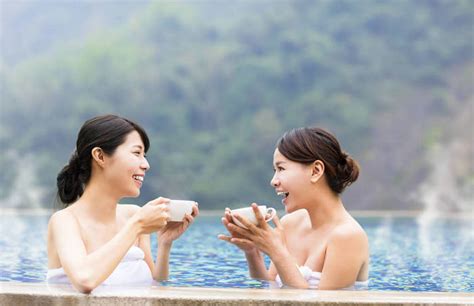 幸福的年轻女人在温泉中休息 包图企业站