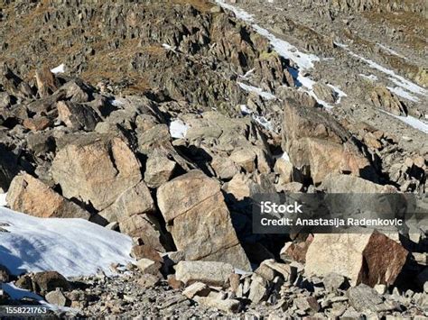 바위와 돌 알불라 알프스의 가을 알프스 환경과 스위스 산악 도로 패스 Fluela 0명에 대한 스톡 사진 및 기타 이미지