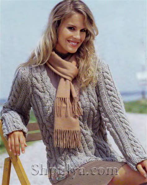 Пуловер V образным вырезом и косами — схемы с описанием для вязания спицами и крючком