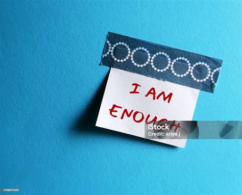 파란색 복사 공간 배경에 손으로 쓴 텍스트가 있는 메모 나는 충분하다 자기 수용의 개념 당신이 되고 싶은 모든 것이 될 만큼