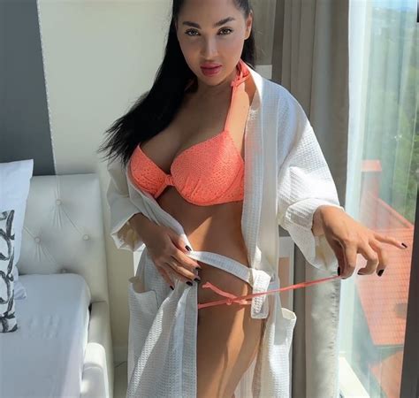 Melanie Queen Sex With A Beautiful Stranger Girl In A Bikini In Hotel