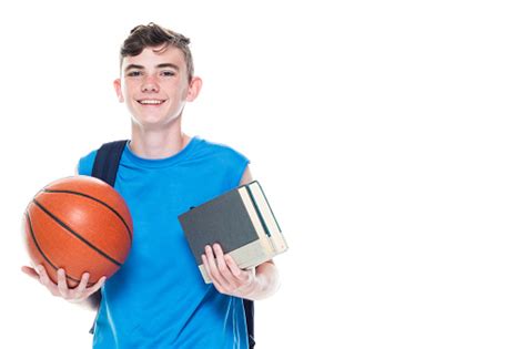 전면보기 한 사람 한 사람 1 명의 십대 소년 만 허리 까지 1213 세 잘 생긴 남자 젊은 남자 농구 선수 학생 대학생 중학생 소년 배낭을 착용 공 스포츠 장비에 대한