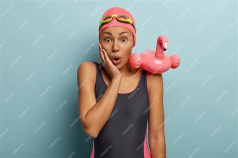 Mujer De Piel Oscura Conmocionada Toca La Mejilla Se Ve