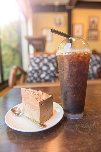 미국 커피 아메리카 노 블랙 커피 커피와 초콜릿 무스 나무 테이블에 얼음 0명에 대한 스톡 사진 및 기타 이미지 0명 건강한 생활방식 건강한 식생활 Istock