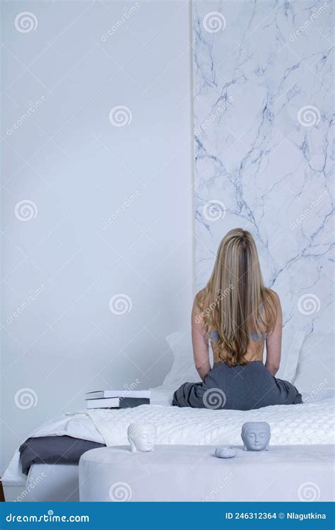 Mujer Rubia Sentada En La Cama Foto De Archivo Imagen De Hermoso Vela