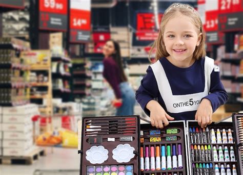 მაღაზიაში პატარა გოგონა და დედამისი დავინახე გოგონა 6 წლის იყო