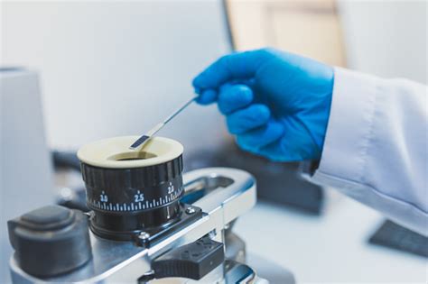 연구원 의사 과학자 물리학자 또는 실험실 조수가 테스트 유리 튜브를 들고 장비 도구 및 기계로 현대 실험실에서 작업 실험 및