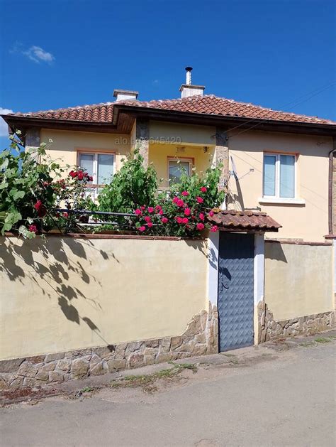 Средец Къща с Момина църква Двуетажна къща 131 кв м РЗП 320 кв м двор