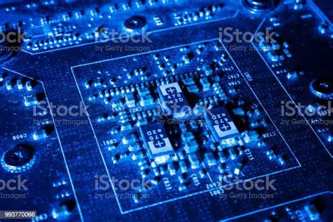 메인 보드 컴퓨터 및 파란색 배경에 미래 기술 개념에 전자 회로 추상 디지털 데이터 0명에 대한 스톡 사진 및 기타 이미지 0명 Cpu 개념 Istock
