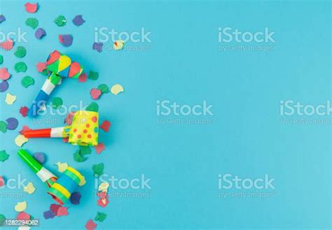 푸른 배경에 새해 전야와 생일에 대한 다양한 파티 장식 공간을 복사합니다 12월 31일에 대한 스톡 사진 및 기타 이미지 12월 31일 색종이 조각 파란색 배경