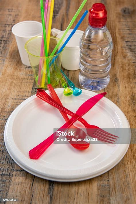 일상적인 플라스틱 폐기물 다양한 플라스틱 기구 나무 배경에 환경 보호 용기 제작물에 대한 스톡 사진 및 기타 이미지 용기 제작물 0명 개체 그룹 Istock