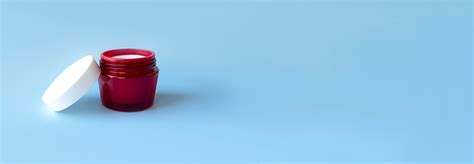 파란색 배경에 크림의 빨간 항아리 모의 얼굴 크림 배너 복사 공간 개념에 대한 스톡 사진 및 기타 이미지 개념 다중 색상 디자인 Istock