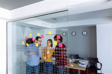 유리 벽 뒤에 아이디어를 브레인 스토밍 하는 비즈니스 사람들 계획에 대한 스톡 사진 및 기타 이미지 계획 기업 재무와 산업 남성 Istock