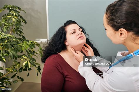 Ujian Leher Wanita Gemuk Untuk Diagnostik Penyakit Tiroid Dan Hipotiroidisme Dokter Palpates