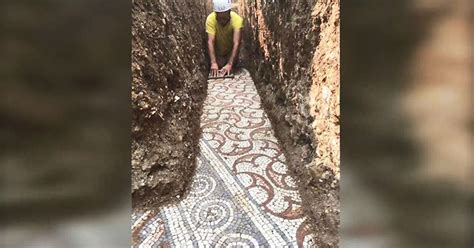 로마 시대 모자이크 타일 발견화려한 문양 눈길