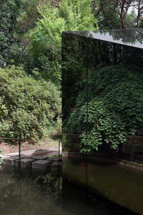 Porto Architects Create Five Temporary Gallery Spaces For Travelling
