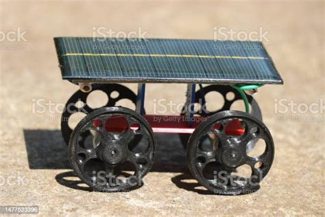 태양 에너지를 전기 에너지로 변환하는 태양 전지로 구동되는 태양열 자동차의 작동 모델 바퀴를 달리는 Dc 모터에 동력 공급 교통수단에 대한 스톡 사진 및 기타 이미지