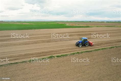 트랙터와 파종기로 밭에 옥수수를 심는 농부의 드론 탑 뷰 25 29세에 대한 스톡 사진 및 기타 이미지 25 29세 계절