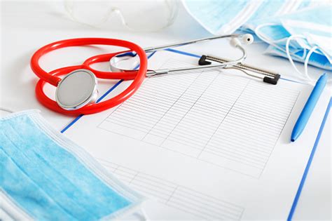 의사 약속 적색 청진기 의료 위생 마스크 진료소의 의사 직장에 대한 의료 문서 개념 의학 건강 관리 연구 과학 기로학 코로노바이러스 코비드19 0명에 대한 스톡 사진 및