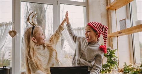 소년과 소녀는 크리스마스 시간에 노트북을 사용하여 화상 통화를 합니다 선택적 초점 사진 Unsplash의 아이 이미지