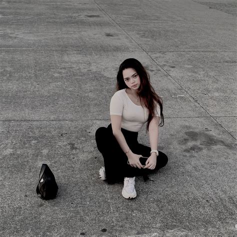 Lazy Pose Ideas At The Parking Lot Poses Fashion Normcore