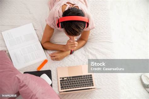 침실의 안락함에서 전자 학습을하는 성인 여성의 높은 각도보기 45 49세에 대한 스톡 사진 및 기타 이미지 45 49세 가정 생활 가정의 방 Istock