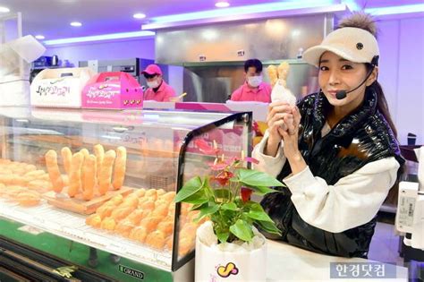 광화문 한복판서 꽈배기 튀긴 여배우…한 달 만에 초대박 [여기잇슈]