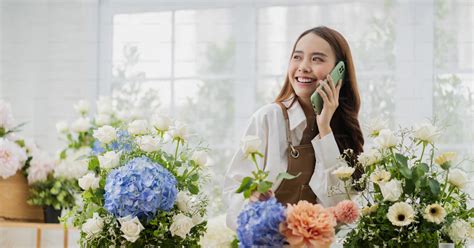 집에서 일하는 주문 플로리스트 꽃 Bouqet 꽃병 배달 꽃 디자인 상점을 준비하기 위해 클라이언트 주문에서 목록을 만드는