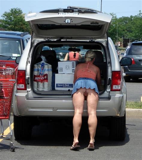 Soccer Mom With No Panties Putting Groceries Away Bild
