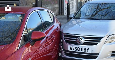 주차장에 나란히 주차된 두 대의 자동차 사진 Unsplash의 무료 폭스 바겐 자동차 이미지